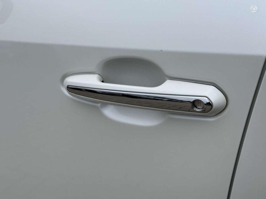 White Toyota RAV4 2019 in Vilnius, with an engine capacity of 1.99 L and mileage of 100 thousand km for 24000 €, photo 14 on AUTOMOTO.COM.LV