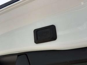 White Toyota RAV4 2019 in Vilnius, with an engine capacity of 1.99 L and mileage of 100 thousand km for 24000 €, photo 16 on AUTOMOTO.COM.LV