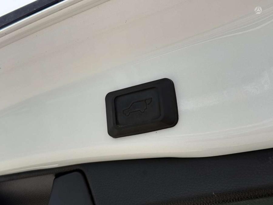 White Toyota RAV4 2019 in Vilnius, with an engine capacity of 1.99 L and mileage of 100 thousand km for 24000 €, photo 16 on AUTOMOTO.COM.LV
