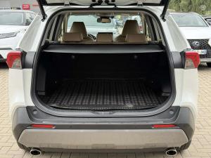 White Toyota RAV4 2019 in Vilnius, with an engine capacity of 1.99 L and mileage of 100 thousand km for 24000 €, photo 17 on AUTOMOTO.COM.LV