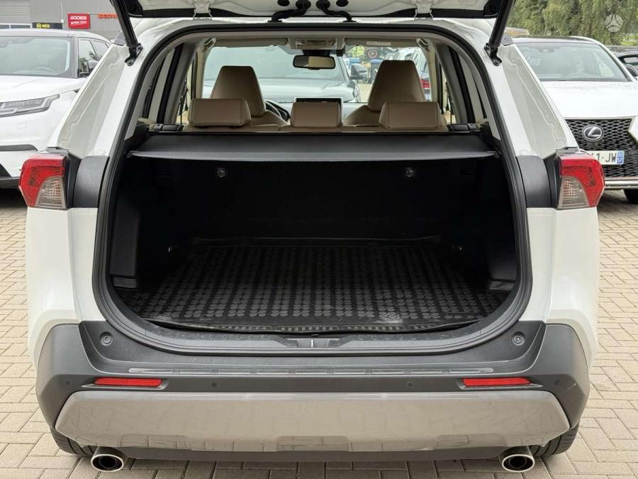 White Toyota RAV4 2019 in Vilnius, with an engine capacity of 1.99 L and mileage of 100 thousand km for 24000 €, photo 17 on AUTOMOTO.COM.LV