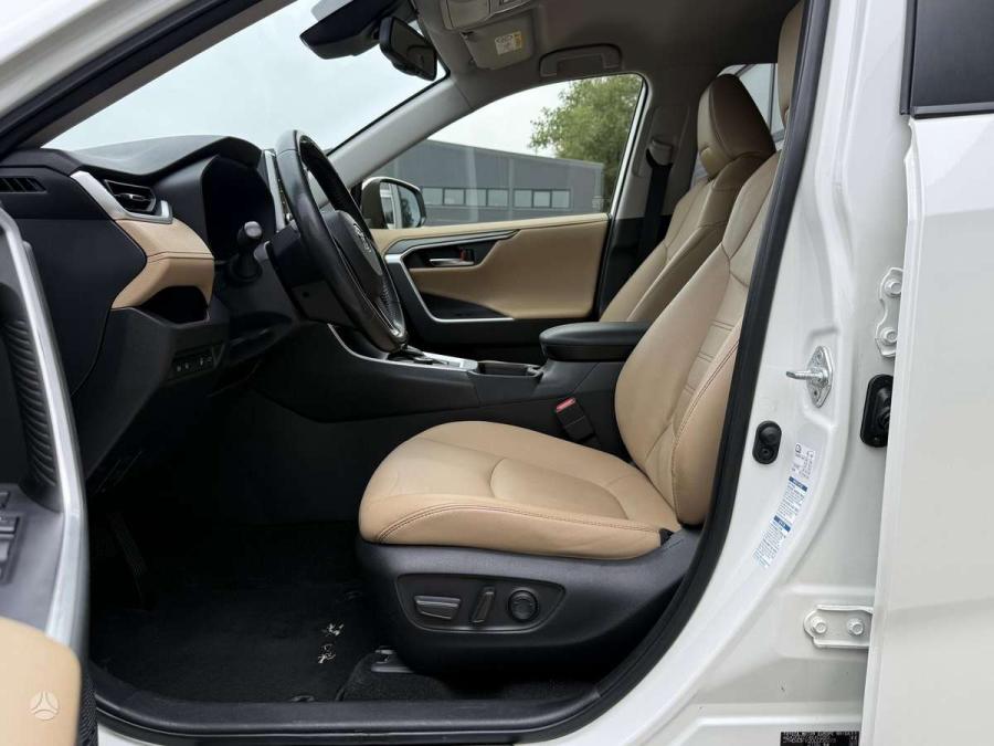 White Toyota RAV4 2019 in Vilnius, with an engine capacity of 1.99 L and mileage of 100 thousand km for 24000 €, photo 20 on AUTOMOTO.COM.LV