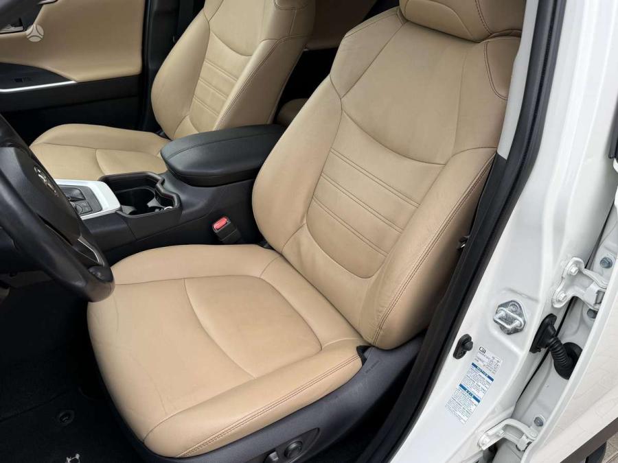 White Toyota RAV4 2019 in Vilnius, with an engine capacity of 1.99 L and mileage of 100 thousand km for 24000 €, photo 21 on AUTOMOTO.COM.LV