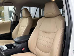 White Toyota RAV4 2019 in Vilnius, with an engine capacity of 1.99 L and mileage of 100 thousand km for 24000 €, photo 22 on AUTOMOTO.COM.LV
