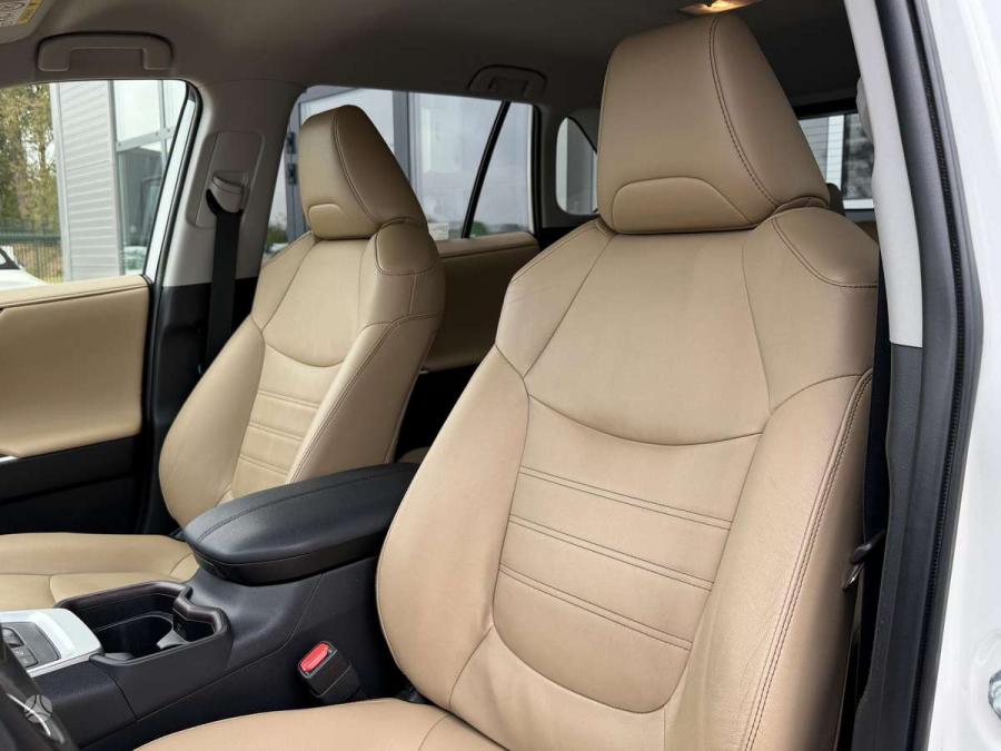 White Toyota RAV4 2019 in Vilnius, with an engine capacity of 1.99 L and mileage of 100 thousand km for 24000 €, photo 22 on AUTOMOTO.COM.LV