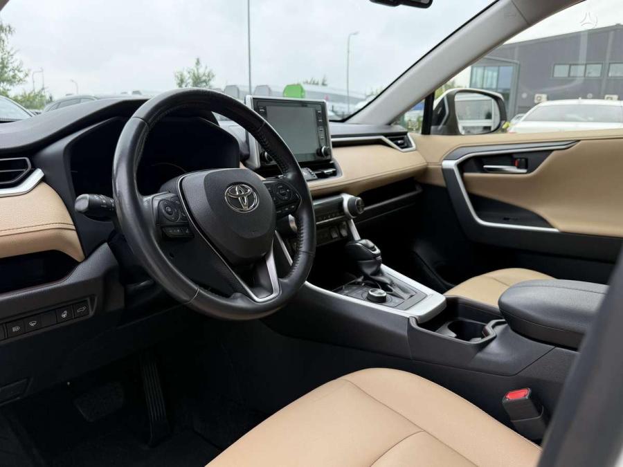 White Toyota RAV4 2019 in Vilnius, with an engine capacity of 1.99 L and mileage of 100 thousand km for 24000 €, photo 23 on AUTOMOTO.COM.LV