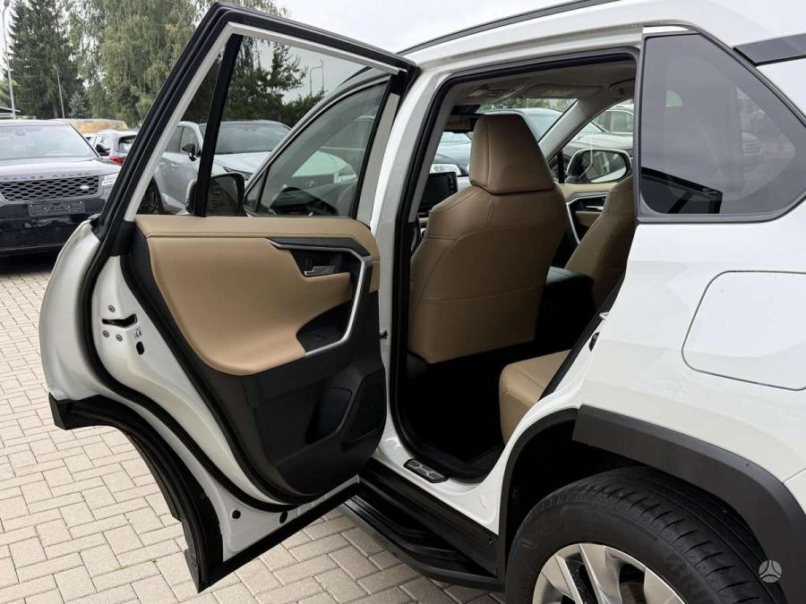 White Toyota RAV4 2019 in Vilnius, with an engine capacity of 1.99 L and mileage of 100 thousand km for 24000 €, photo 24 on AUTOMOTO.COM.LV