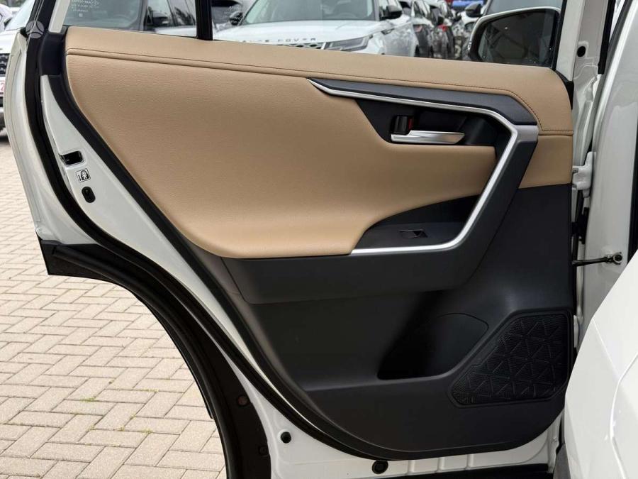 White Toyota RAV4 2019 in Vilnius, with an engine capacity of 1.99 L and mileage of 100 thousand km for 24000 €, photo 25 on AUTOMOTO.COM.LV