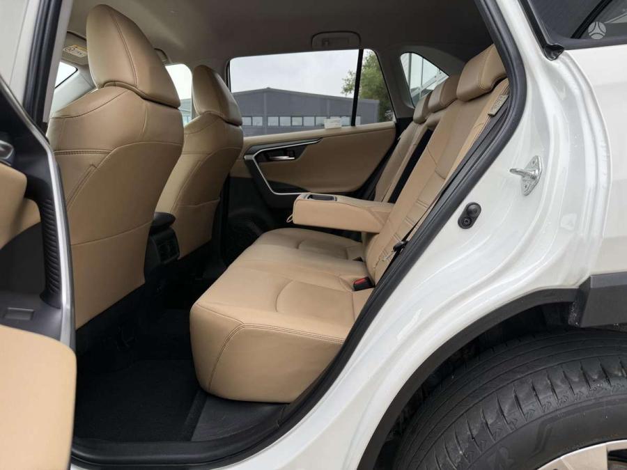 White Toyota RAV4 2019 in Vilnius, with an engine capacity of 1.99 L and mileage of 100 thousand km for 24000 €, photo 26 on AUTOMOTO.COM.LV