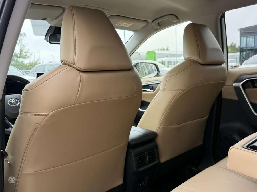 White Toyota RAV4 2019 in Vilnius, with an engine capacity of 1.99 L and mileage of 100 thousand km for 24000 €, photo 27 on AUTOMOTO.COM.LV
