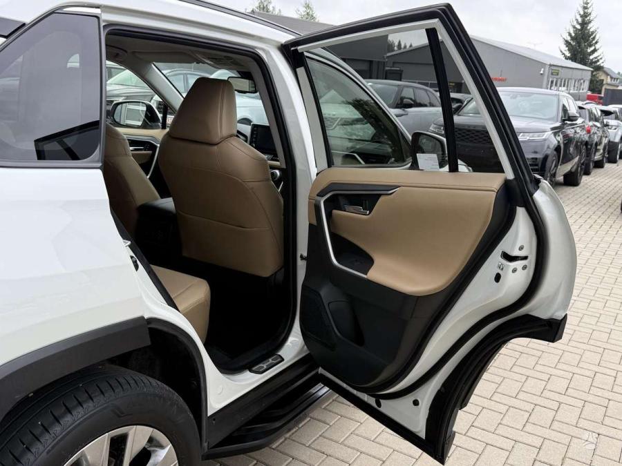 White Toyota RAV4 2019 in Vilnius, with an engine capacity of 1.99 L and mileage of 100 thousand km for 24000 €, photo 29 on AUTOMOTO.COM.LV