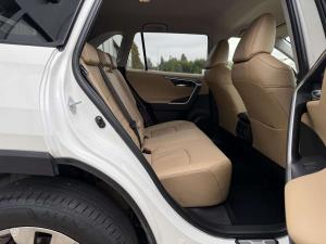 White Toyota RAV4 2019 in Vilnius, with an engine capacity of 1.99 L and mileage of 100 thousand km for 24000 €, photo 31 on AUTOMOTO.COM.LV