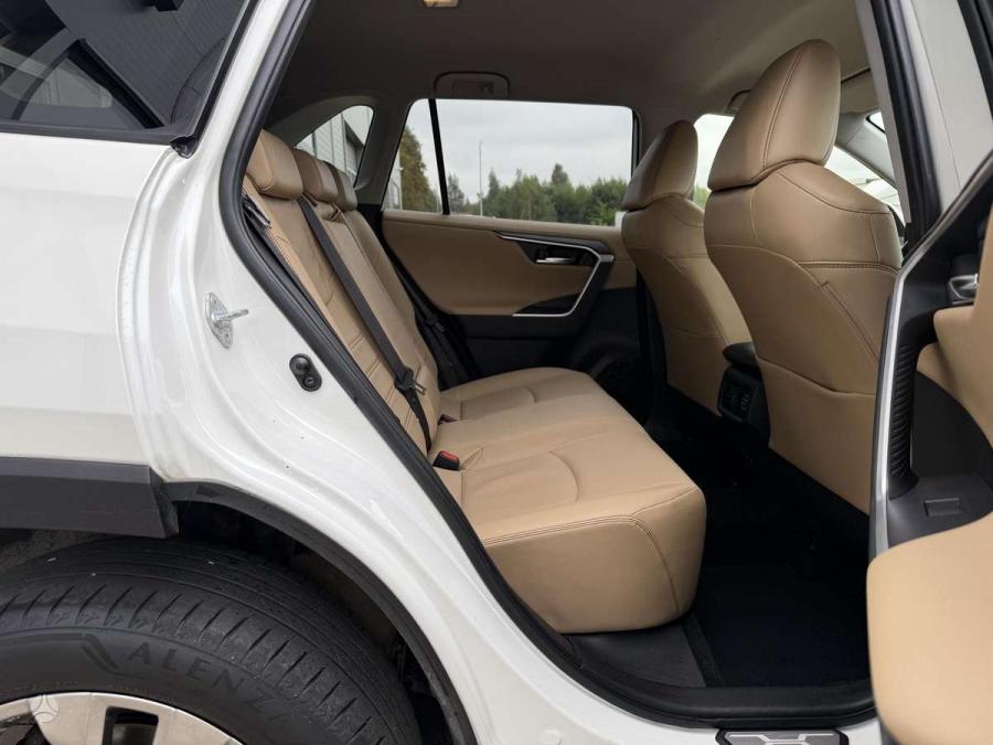 White Toyota RAV4 2019 in Vilnius, with an engine capacity of 1.99 L and mileage of 100 thousand km for 24000 €, photo 31 on AUTOMOTO.COM.LV