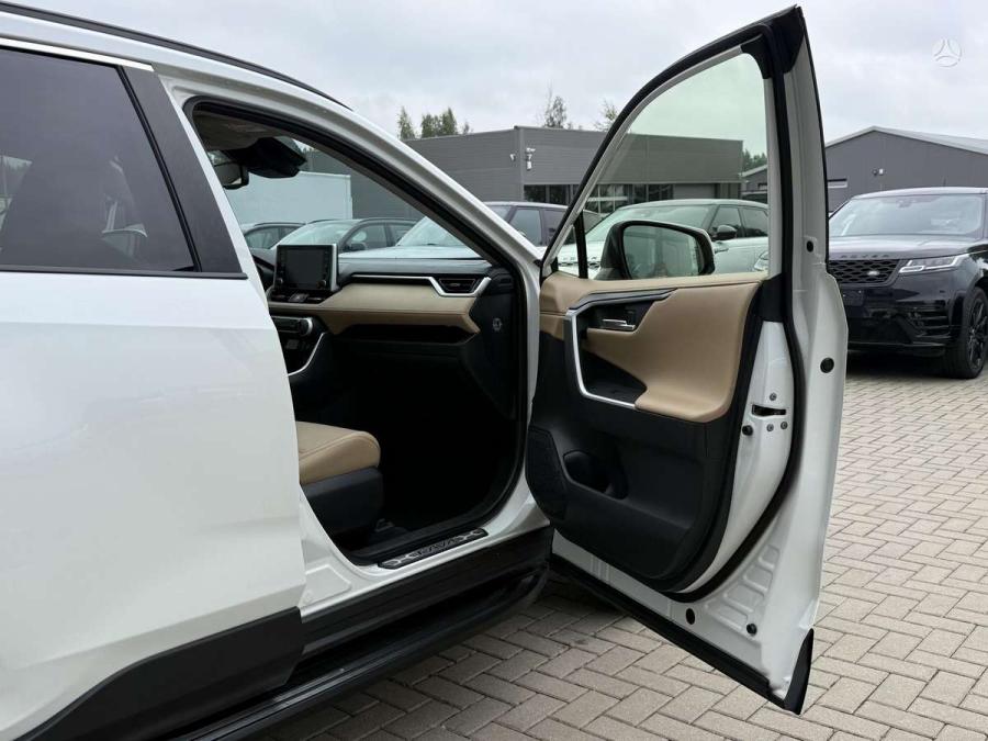 White Toyota RAV4 2019 in Vilnius, with an engine capacity of 1.99 L and mileage of 100 thousand km for 24000 €, photo 35 on AUTOMOTO.COM.LV
