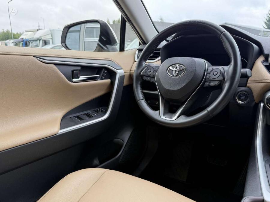 White Toyota RAV4 2019 in Vilnius, with an engine capacity of 1.99 L and mileage of 100 thousand km for 24000 €, photo 40 on AUTOMOTO.COM.LV