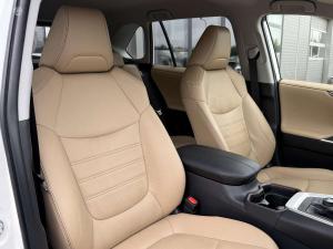 White Toyota RAV4 2019 in Vilnius, with an engine capacity of 1.99 L and mileage of 100 thousand km for 24000 €, photo 43 on AUTOMOTO.COM.LV