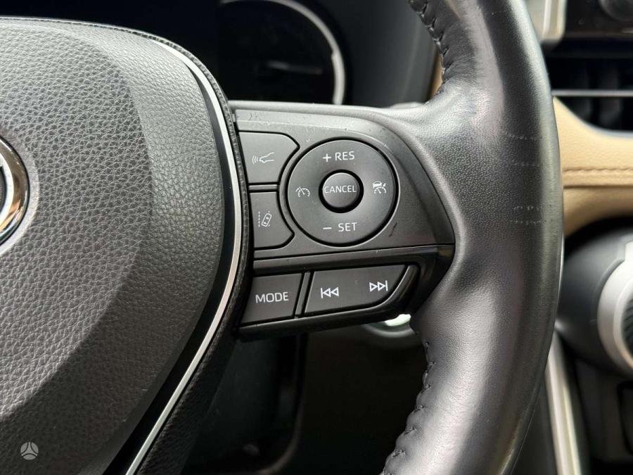 White Toyota RAV4 2019 in Vilnius, with an engine capacity of 1.99 L and mileage of 100 thousand km for 24000 €, photo 48 on AUTOMOTO.COM.LV