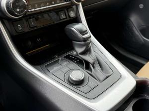 White Toyota RAV4 2019 in Vilnius, with an engine capacity of 1.99 L and mileage of 100 thousand km for 24000 €, photo 52 on AUTOMOTO.COM.LV