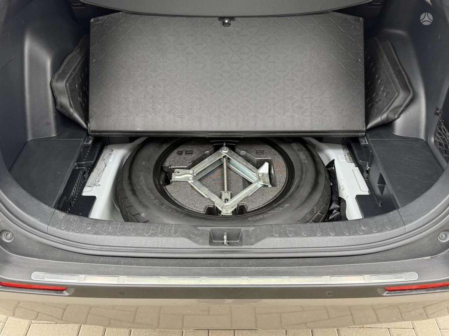 White Toyota RAV4 2019 in Vilnius, with an engine capacity of 1.99 L and mileage of 100 thousand km for 24000 €, photo 53 on AUTOMOTO.COM.LV