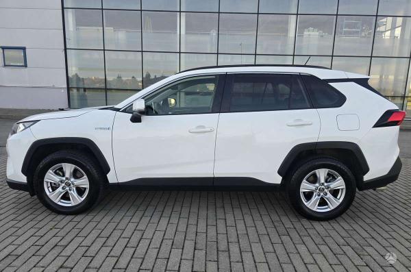 Toyota RAV4 2019 Panevēža vietnē Balts Toyota RAV4 2019 Panevēža, ar dzinēja tilpumu 2.49 L un nobraukumu 294 tūkst. km par 16299 €, foto 3 vietnē AUTOMOTO.COM.LV