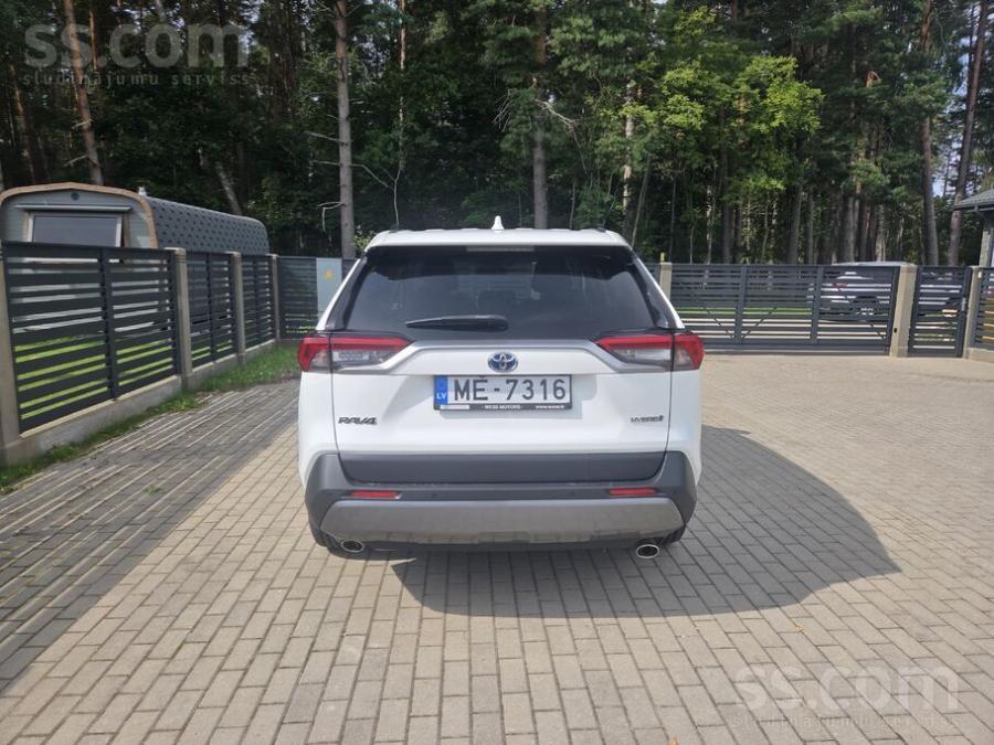 Balts Toyota RAV4 2019 Rīga, ar dzinēja tilpumu 2.50 L un nobraukumu 184 tūkst. km par 24900 €, foto 4 vietnē AUTOMOTO.COM.LV