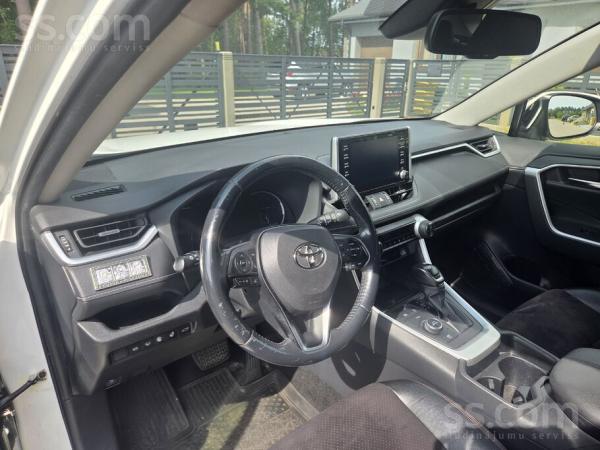 Toyota RAV4 2019 in Riga on AUTOMOTO.COM.LV White Toyota RAV4 2019 in Riga, with an engine capacity of 2.50 L and mileage of 184 thousand km for 24900 €, photo 6 on AUTOMOTO.COM.LV