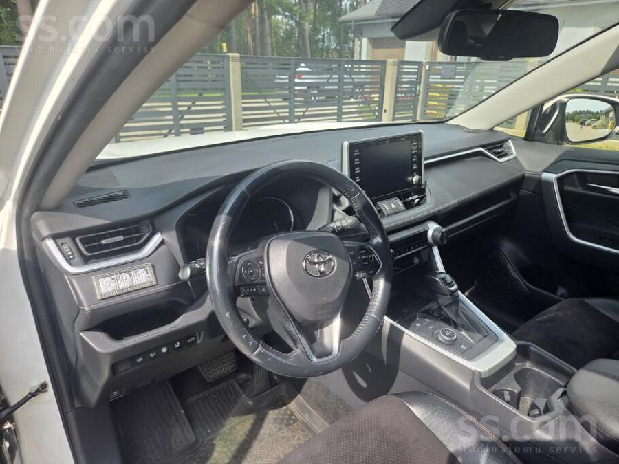 Balts Toyota RAV4 2019 Rīga, ar dzinēja tilpumu 2.50 L un nobraukumu 184 tūkst. km par 24900 €, foto 6 vietnē AUTOMOTO.COM.LV