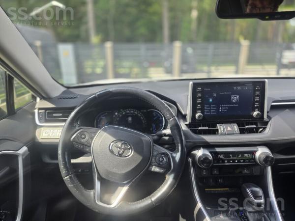 Toyota RAV4 2019 in Riga on AUTOMOTO.COM.LV White Toyota RAV4 2019 in Riga, with an engine capacity of 2.50 L and mileage of 184 thousand km for 24900 €, photo 8 on AUTOMOTO.COM.LV