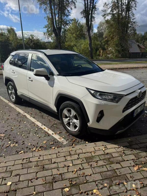 White Toyota RAV4 2019 in Riga, with an engine capacity of 2.00 L and mileage of 157 thousand km for 22490 €, photo 1 on AUTOMOTO.COM.LV