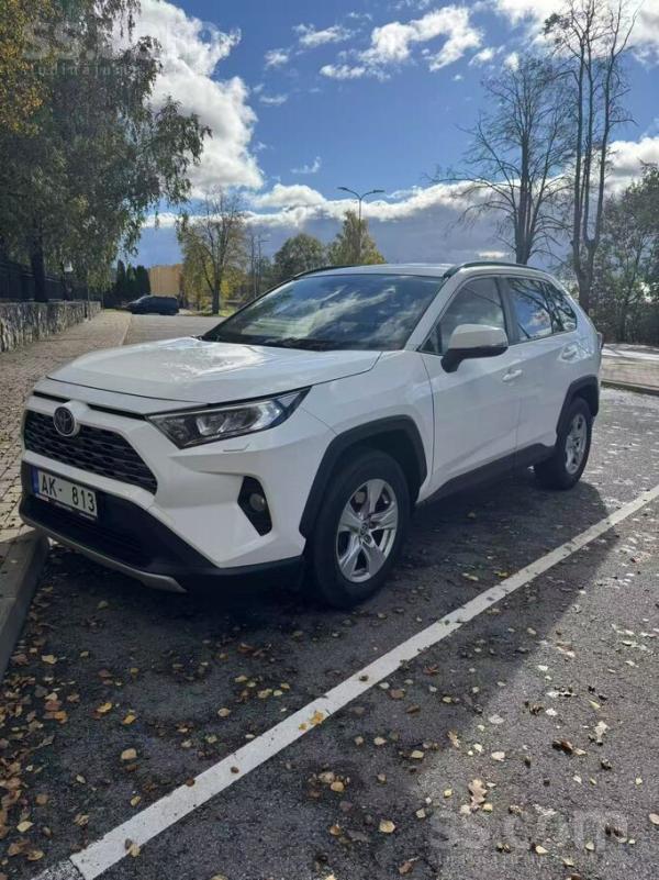 White Toyota RAV4 2019 in Riga, with an engine capacity of 2.00 L and mileage of 157 thousand km for 22490 €, photo 3 on AUTOMOTO.COM.LV