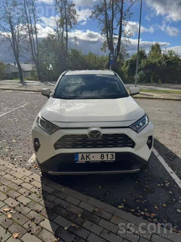 White Toyota RAV4 2019 in Riga, with an engine capacity of 2.00 L and mileage of 157 thousand km for 22490 €, photo 4 on AUTOMOTO.COM.LV