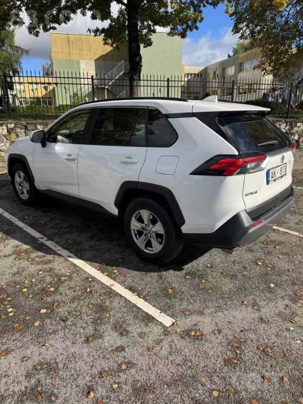 White Toyota RAV4 2019 in Riga, with an engine capacity of 2.00 L and mileage of 157 thousand km for 22490 €, photo 5 on AUTOMOTO.COM.LV