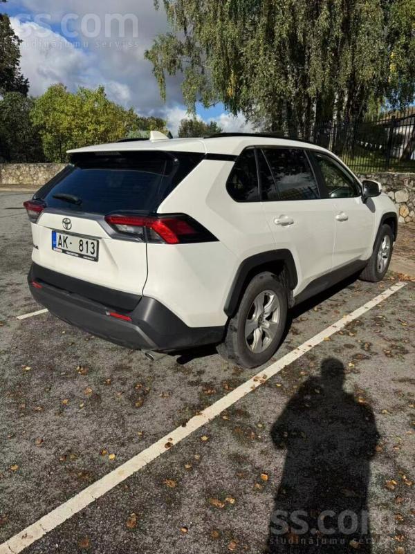 White Toyota RAV4 2019 in Riga, with an engine capacity of 2.00 L and mileage of 157 thousand km for 22490 €, photo 6 on AUTOMOTO.COM.LV