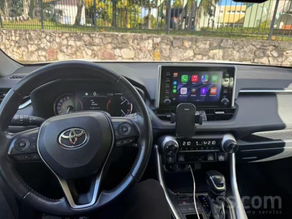 White Toyota RAV4 2019 in Riga, with an engine capacity of 2.00 L and mileage of 157 thousand km for 22490 €, photo 7 on AUTOMOTO.COM.LV