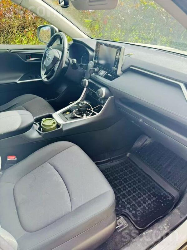 White Toyota RAV4 2019 in Riga, with an engine capacity of 2.00 L and mileage of 157 thousand km for 22490 €, photo 9 on AUTOMOTO.COM.LV