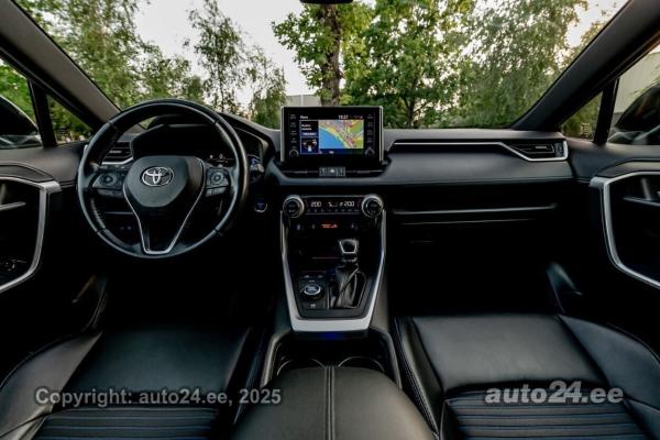 White Toyota RAV4 2020 in Parnu, with an engine capacity of 2.50 L and mileage of 197 thousand km for 22799 €, photo 11 on AUTOMOTO.COM.LV