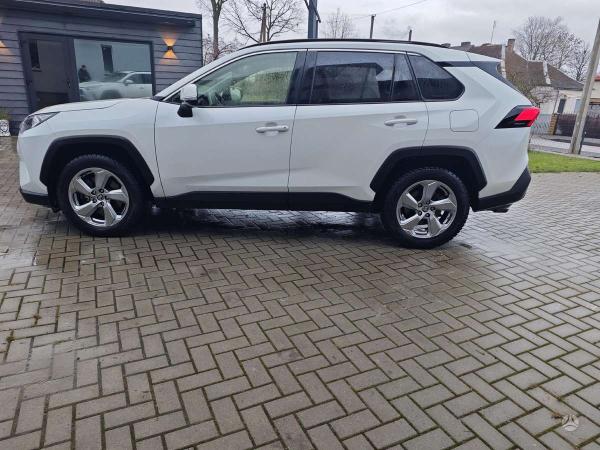 Balts Toyota RAV4 2020 Naujoji Akmenė, ar dzinēja tilpumu 2.00 L un nobraukumu 65 tūkst. km par 23500 €, foto 4 vietnē AUTOMOTO.COM.LV