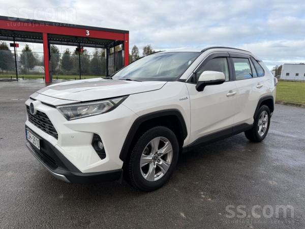 White Toyota RAV4 2020 in Riga, with an engine capacity of 2.50 L and mileage of 357 thousand km for 18350 €, photo 1 on AUTOMOTO.COM.LV
