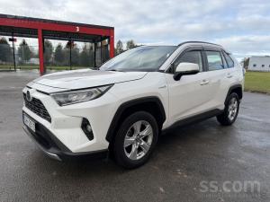 White Toyota RAV4 2020 in Riga, with an engine capacity of 2.50 L and mileage of 357 thousand km for 18350 €, photo  on AUTOMOTO.COM.LV