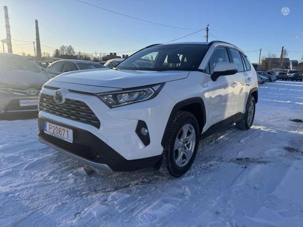 White Toyota RAV4 2020 in Panevezys, with an engine capacity of 2.49 L and mileage of 312 thousand km for 15500 €, photo 1 on AUTOMOTO.COM.LV