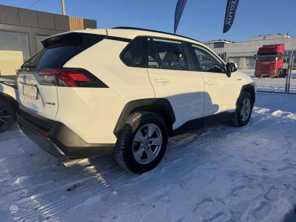 White Toyota RAV4 2020 in Panevezys, with an engine capacity of 2.49 L and mileage of 312 thousand km for 15500 €, photo 4 on AUTOMOTO.COM.LV