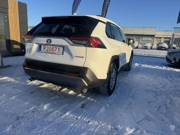 White Toyota RAV4 2020 in Panevezys, with an engine capacity of 2.49 L and mileage of 312 thousand km for 15500 €, photo 5 on AUTOMOTO.COM.LV