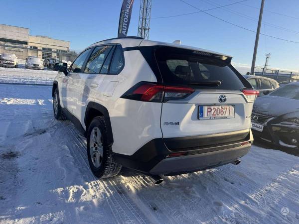 White Toyota RAV4 2020 in Panevezys, with an engine capacity of 2.49 L and mileage of 312 thousand km for 15500 €, photo 7 on AUTOMOTO.COM.LV