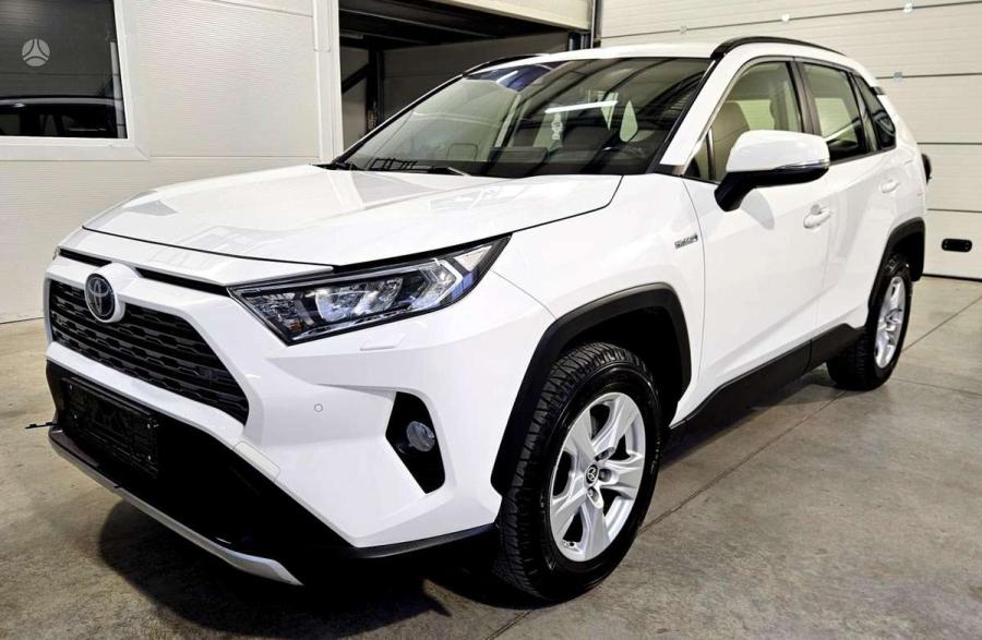 Balts Toyota RAV4 2020 Marijampole, ar dzinēja tilpumu 2.49 L un nobraukumu 360 tūkst. km par 18138 €, foto 1 vietnē AUTOMOTO.COM.LV