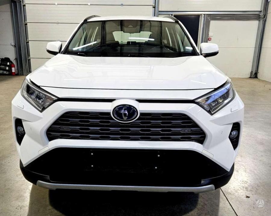 Balts Toyota RAV4 2020 Marijampole, ar dzinēja tilpumu 2.49 L un nobraukumu 360 tūkst. km par 18138 €, foto 2 vietnē AUTOMOTO.COM.LV