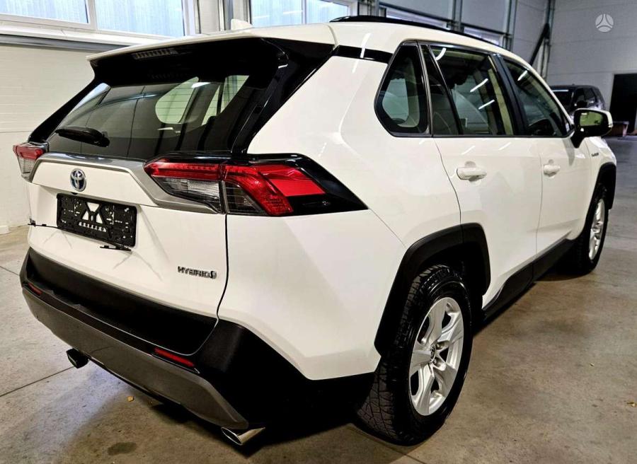 Balts Toyota RAV4 2020 Marijampole, ar dzinēja tilpumu 2.49 L un nobraukumu 360 tūkst. km par 18138 €, foto 4 vietnē AUTOMOTO.COM.LV