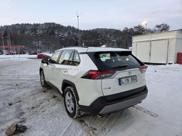 Balts Toyota RAV4 2020 Viļņa, ar dzinēja tilpumu 1.99 L un nobraukumu 87 tūkst. km par 23000 €, foto 3 vietnē AUTOMOTO.COM.LV