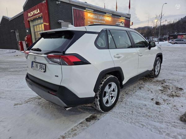 Balts Toyota RAV4 2020 Viļņa, ar dzinēja tilpumu 1.99 L un nobraukumu 87 tūkst. km par 23000 €, foto 5 vietnē AUTOMOTO.COM.LV