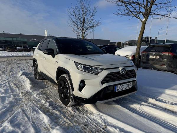 White Toyota RAV4 2020 in Vilnius, with an engine capacity of 2.49 L and mileage of 97 thousand km for 27000 €, photo 1 on AUTOMOTO.COM.LV