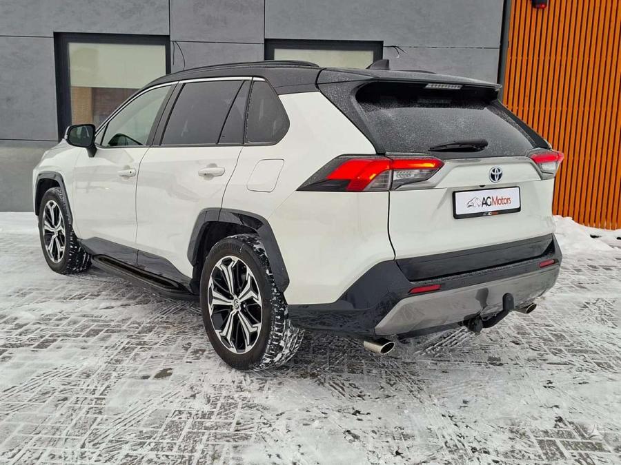 White Toyota RAV4 2020 in Vilnius, with an engine capacity of 2.49 L and mileage of 175 thousand km for 27300 €, photo 5 on AUTOMOTO.COM.LV